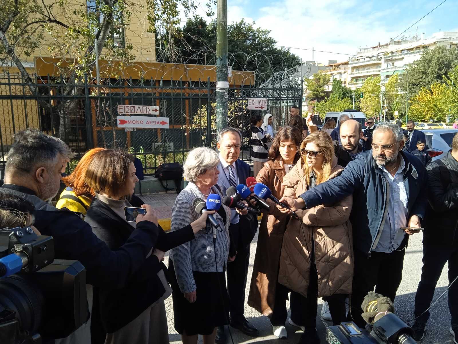 Κατάθεση μήνυσης της Αθηνάς Λινού για τις συκοφαντικές επιθέσεις του ...